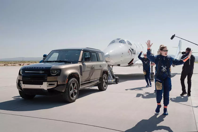 Giguyod sa Land Rover Defender ang Space Ship sa Virgin Galactic 15274_4