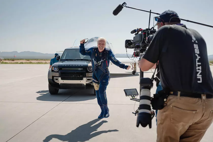 Land Rover Defender rimorchia la navicella spaziale della Virgin Galactic 15274_5