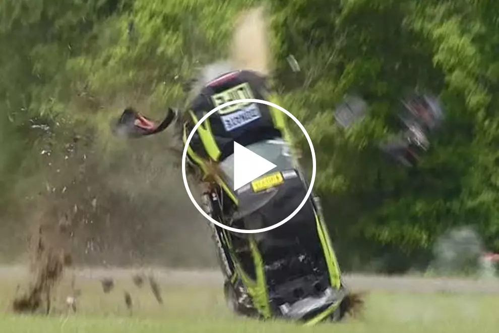 Mira cómo un auto de turismo se voltea de un extremo a otro en este choque violento