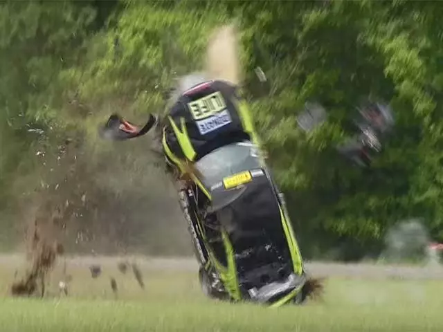 Guarda un capovolgimento di un'auto da turismo in questo violento incidente 1531_1