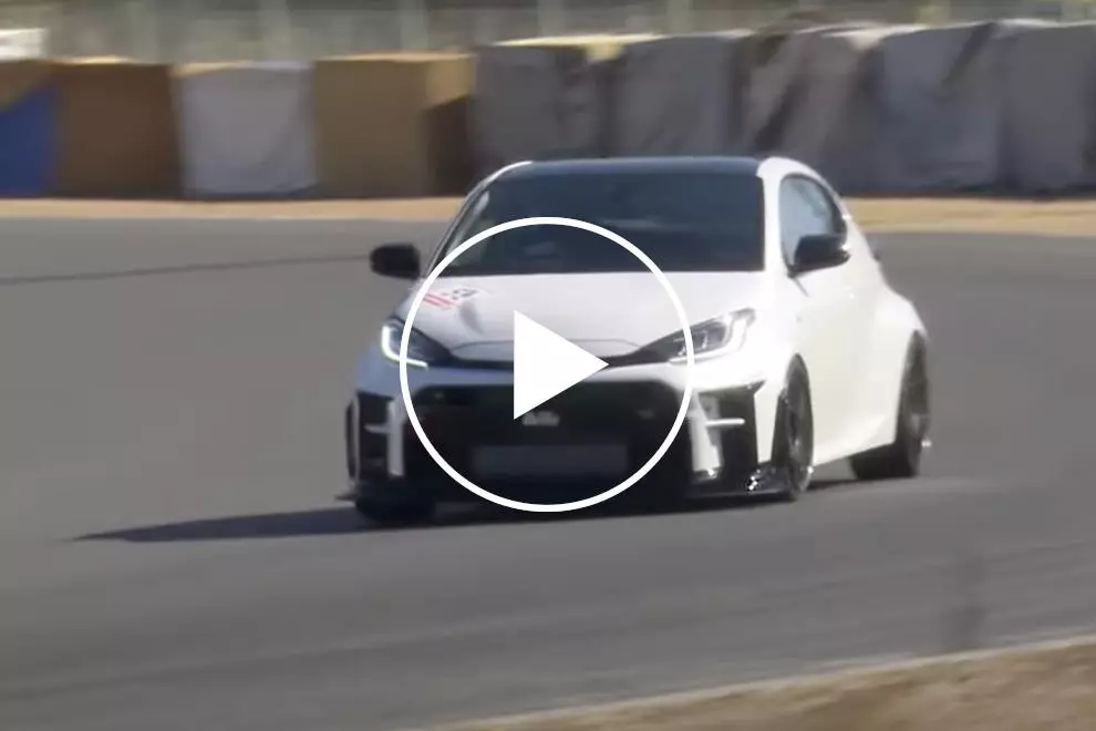 A Toyota Yaris GR બીટ A Nismo GT-R ને ટ્રેક પર જુઓ