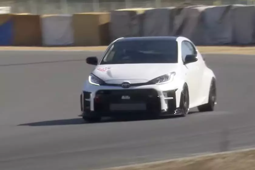 A Toyota Yaris GR بیٹ A Nismo GT-R کو ٹریک پر دیکھیں 1536_1