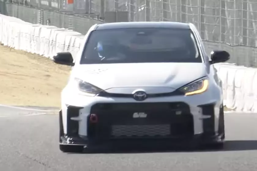 A Toyota Yaris GR بیٹ A Nismo GT-R کو ٹریک پر دیکھیں 1536_2