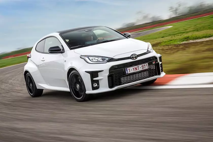 Bir Toyota Yaris GR'nin Pistte Bir Nismo GT-R'yi Yendiğini İzleyin 1536_5