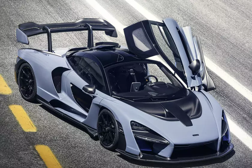 Vista de ángulo frontal de McLaren Senna 2019