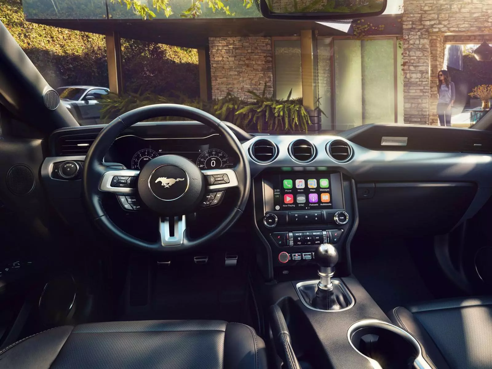 Apple CarPlay va Android Auto OEM tizimlari kabi chalg'ituvchi emas