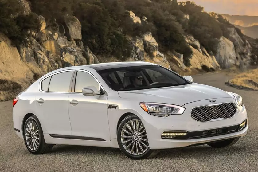 Ko le Gbadun Kia K900 Tuntun naa? Eyi ni Diẹ ninu Awọn Sedans Igbadun Di owo 15673_11