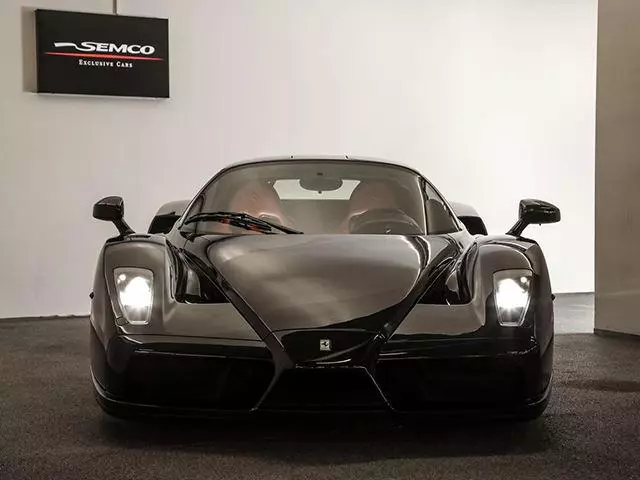 Aquest exquisit Ferrari negre Enzo val 2,4 milions de dòlars? 1581_1