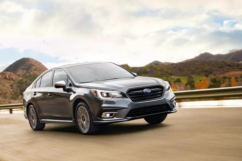 2018-2020 Subaru Legacy Се чоряки пеш аз тарафи рост дар ҳаракат