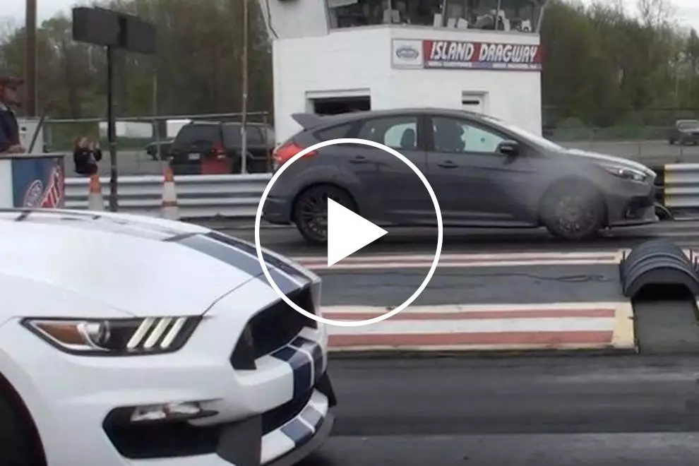 Hur fan slår en aktiefokus RS nästan en GT350 i ett dragrace?