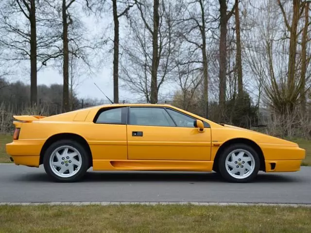 ဆလင်ဒါလေးလုံးတပ် Lotus Esprit Turbo S သည် Ferrari V12 ထက် ပိုမြန်သည်။ 16048_1