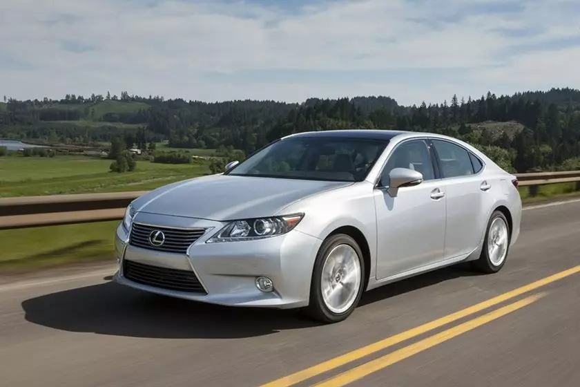 አዲሱን 2019 Lexus ES 350ን ለማየት የመጀመሪያው ነው። 16063_2