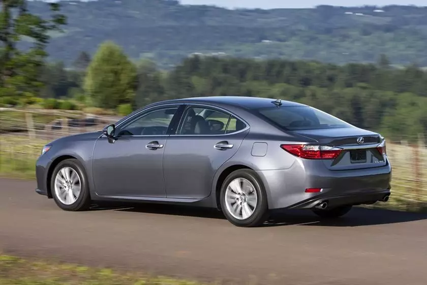 Nke a bụ nlele mbụ anyị na Lexus ES 350 ọhụrụ 2019 16063_3