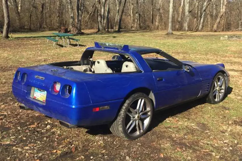 ለምንድነው ይህ የተቀበረው C4 Corvette $6,000 ዋጋ ያለው? 16143_1