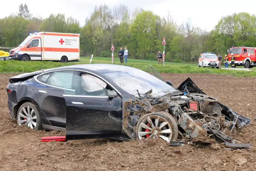 Voici la preuve que les véhicules électriques n'explosent pas toujours après un crash 16194_1