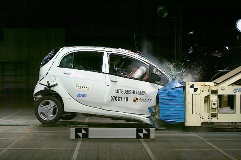 Voici la preuve que les véhicules électriques n'explosent pas toujours après un crash 16194_11