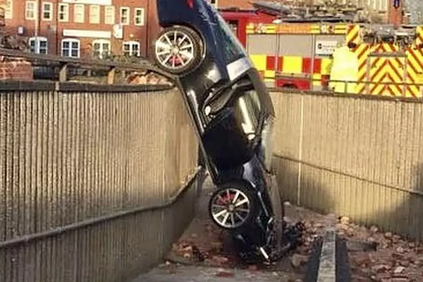 73-åring viser hvordan man ikke parkerer en Porsche 911 Targa 4S 16301_4