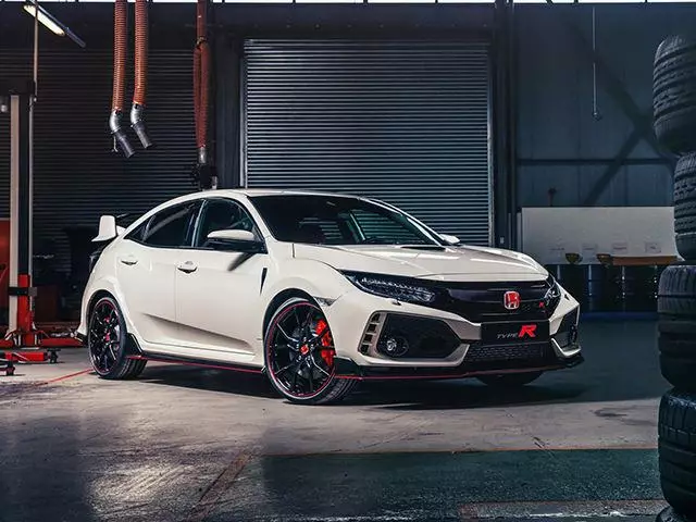 Honda preu el Civic Type R per socavar el Golf R i el Focus RS 1638_1