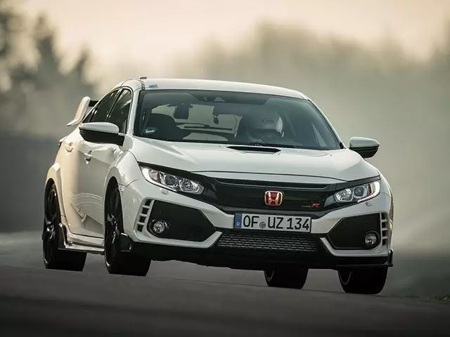 Honda preu el Civic Type R per socavar el Golf R i el Focus RS 1638_2