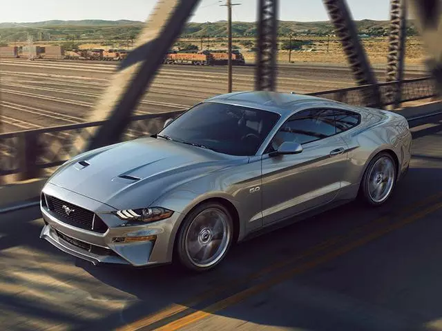 Detalii despre broșura reprezentanților scurgeri 2018 Mustang Caracteristici speciale 1642_1