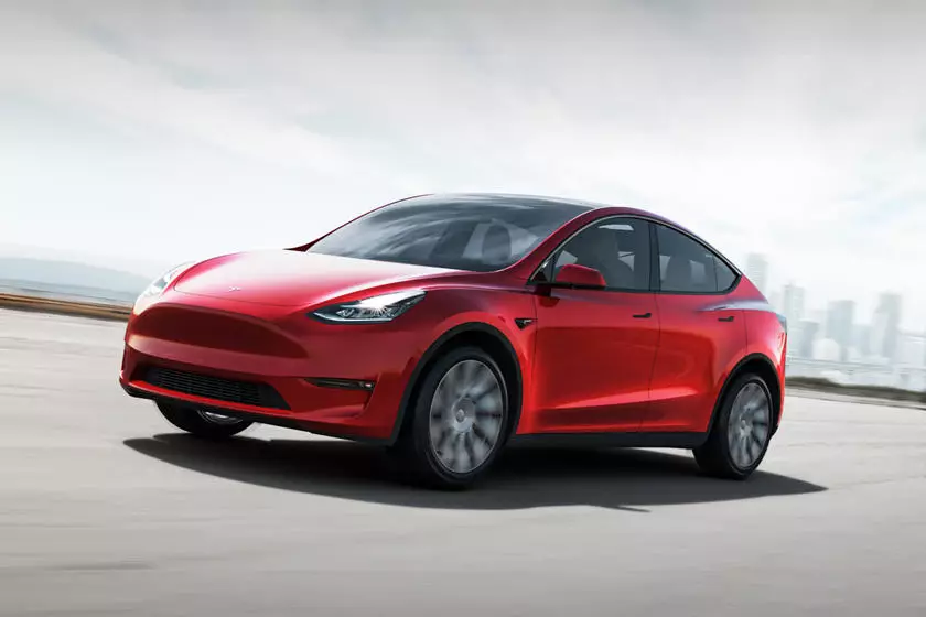 Выгляд спераду Tesla Model Y 2021 года