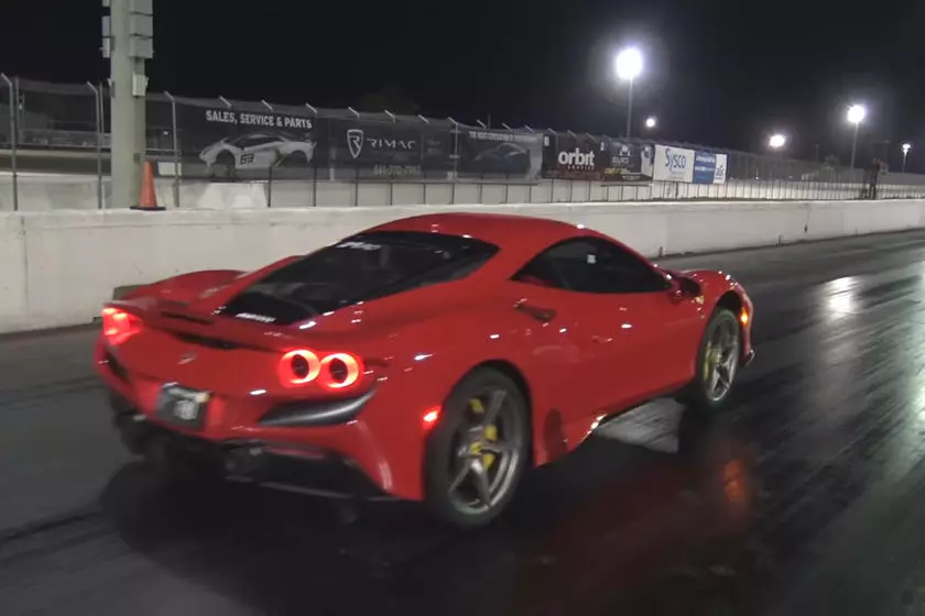 Žiūrėkite „Ferrari F8 Pop A Wheelie“ vilkimo juostoje 16614_1