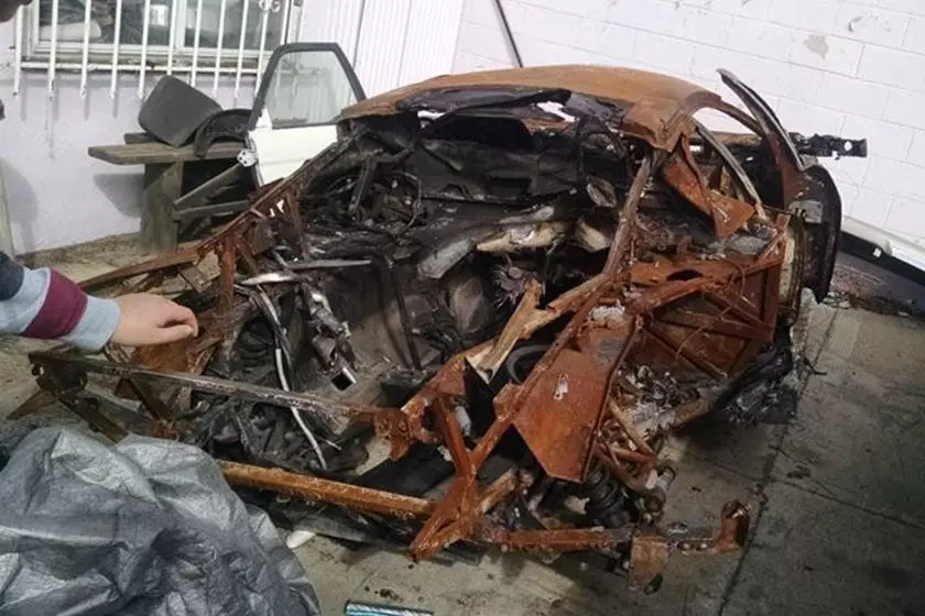 Dëse komplett gekachte Lamborghini Murcielago ass salvageable