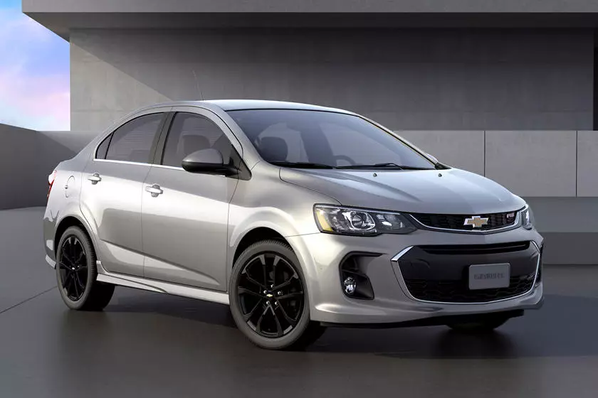 2017-2020 Chevrolet Sonic Sedan Алдыңғы бұрыштық көрінісі