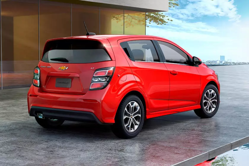 2017-2020 Chevrolet Sonic хечбек заден аголен поглед