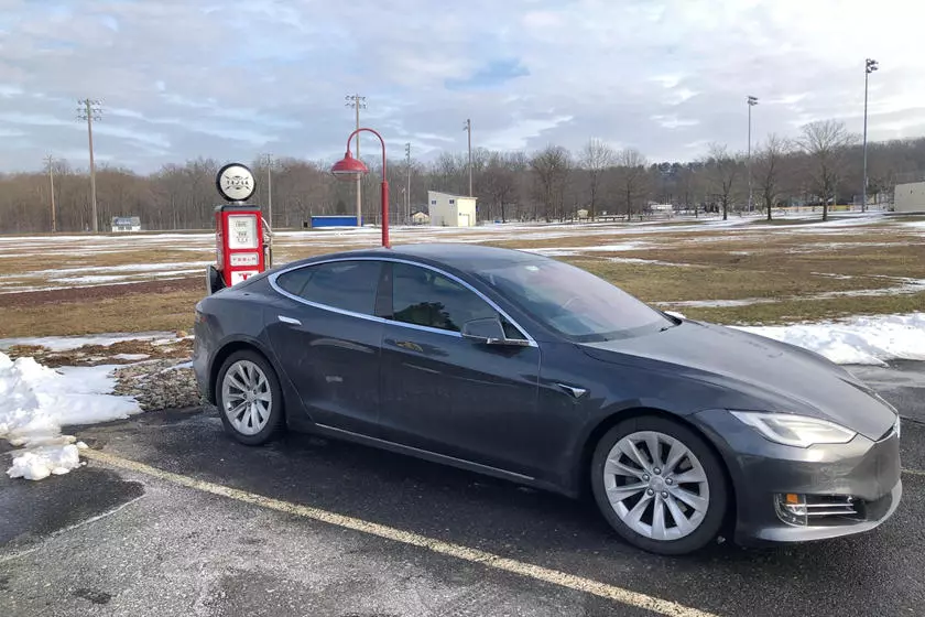 Ang Tesla Charging Station Moadto sa Old-School 16643_1