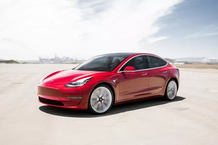 2017–2021 Tesla Model 3 eestvaatega sõitmine