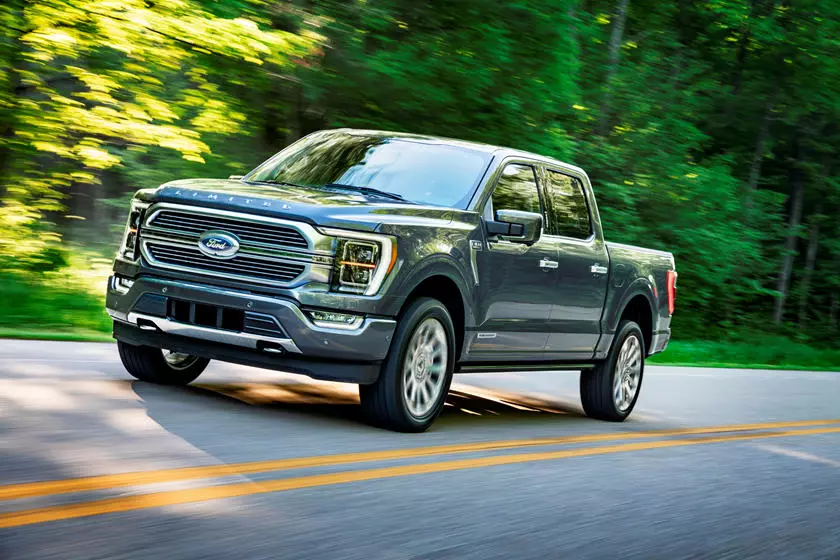 2021-2022 फोर्ड F-150 फ्रंट व्यू ड्राइविंग