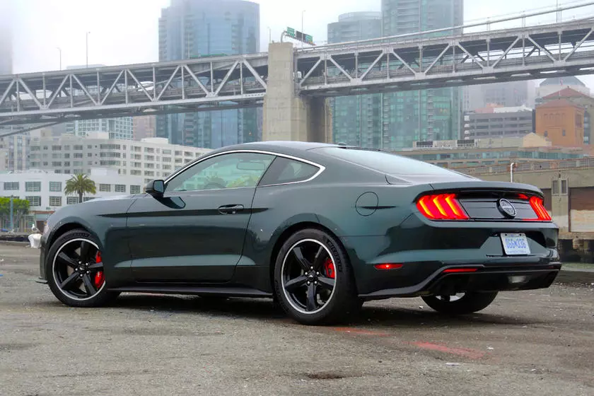 2019 -2020 Ford Mustang Bullitt Vista de Ângulo Traseiro