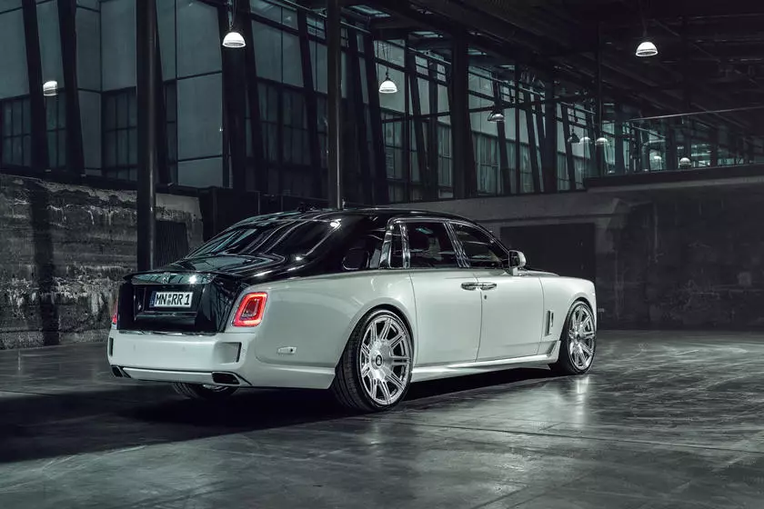 Hierdie ouens het op een of ander manier 'n Rolls-Royce Phantom verbeter 17016_3