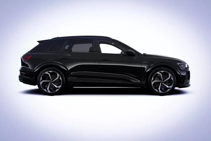 Audi e-tron Black Edition na-egosi akụkụ gbara ọchịchịrị nke ọkụ eletrik 17269_2