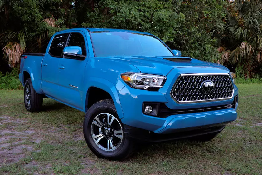 Vista d'angle frontal del Toyota Tacoma 2019-2020