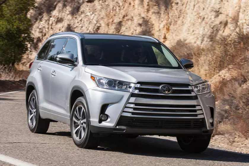 Vista lateral dreta davantera de tres quarts del Toyota Highlander 2017-2019