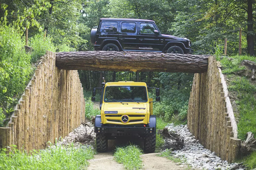 Žiūrėkite, kaip „Mercedes G-Class“ susitinka su savo blogiausiu priešu 17314_14