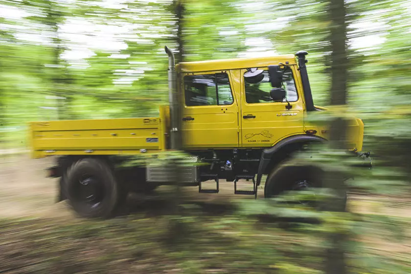 Žiūrėkite, kaip „Mercedes G-Class“ susitinka su savo blogiausiu priešu 17314_6