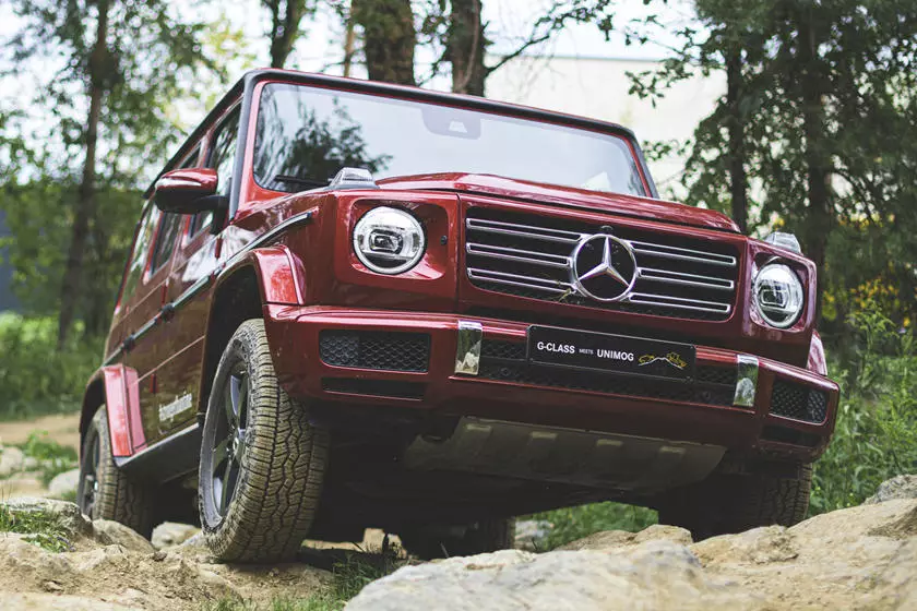 Žiūrėkite, kaip „Mercedes G-Class“ susitinka su savo blogiausiu priešu 17314_8