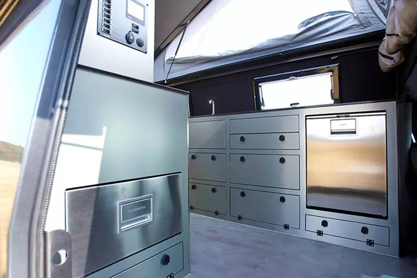 Mercedes X-Class s-a transformat într-un camper de 200.000 USD 17355_9