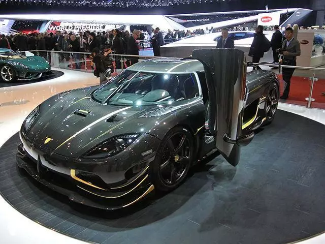 Bareki ba lla ha Koenigsegg Agera RS e Soahlamana Pele ho Thomelo 1737_3