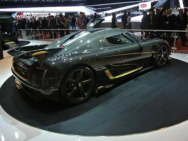 Bareki ba lla ha Koenigsegg Agera RS e Soahlamana Pele ho Thomelo 1737_4