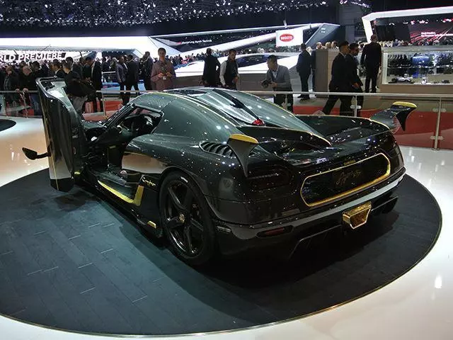 Bareki ba lla ha Koenigsegg Agera RS e Soahlamana Pele ho Thomelo 1737_5