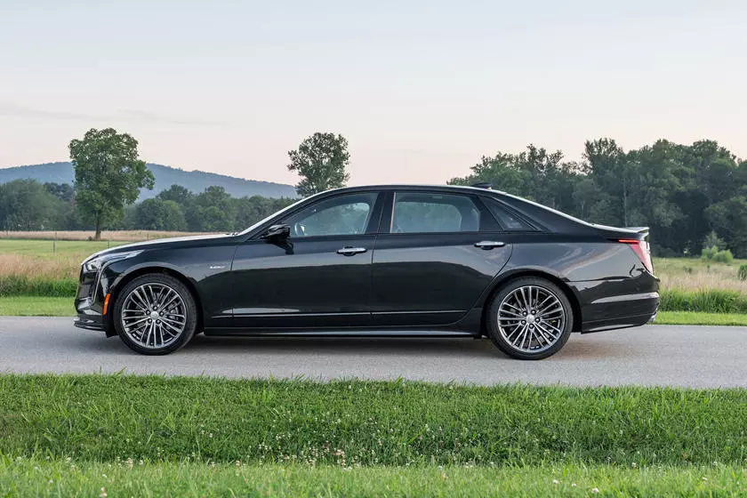 Nhìn từ bên hông Cadillac CT6-V 2019-2020