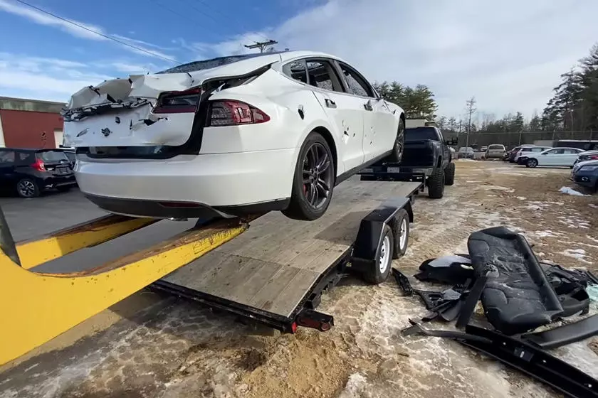 Endlich bringt jemand einen Camaro V8 in das Tesla Model S 17397_3