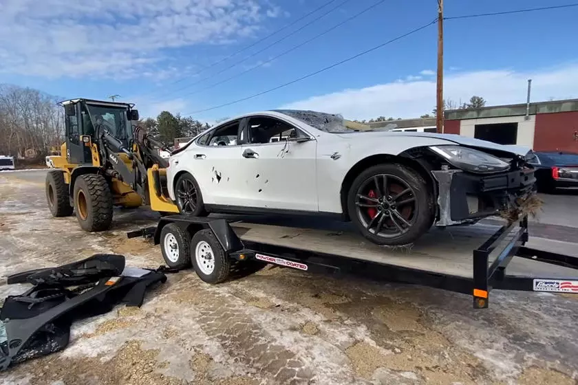 Adunay Usa ka Katapusan nga Naghulog sa Usa ka Camaro V8 Sa Tesla Model S 17397_4