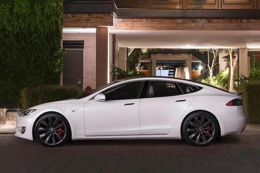 Fl-aħħar Xi ħadd Qed Waqqa Camaro V8 Fit-Tesla Model S 17397_7