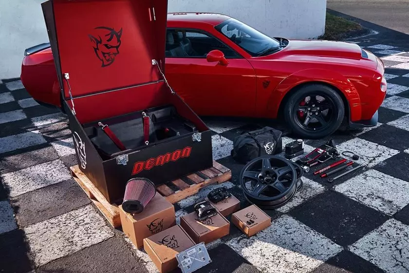 Как този Dodge Challenger SRT Demon получи разбиването на лицето си? 17442_5