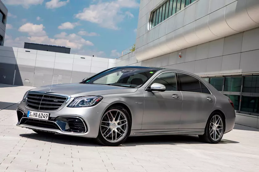 2018-2020 Mercedes-AMG S63 세단 전면 각도 보기